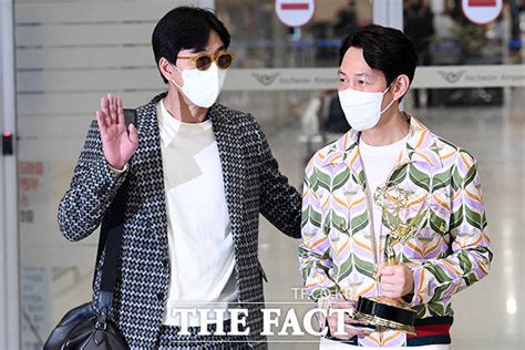 우린 깐부잖아 함께 귀국하는 정우성 이정재 [tf사진관] 포토 기사 더팩트