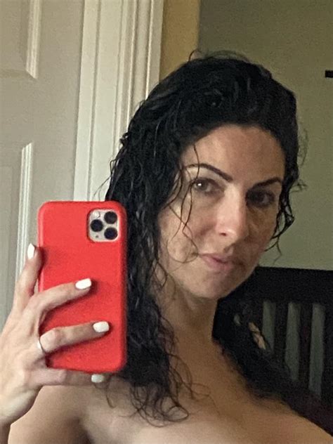 F44 Wet Messy Hair No Make Up R Selfie
