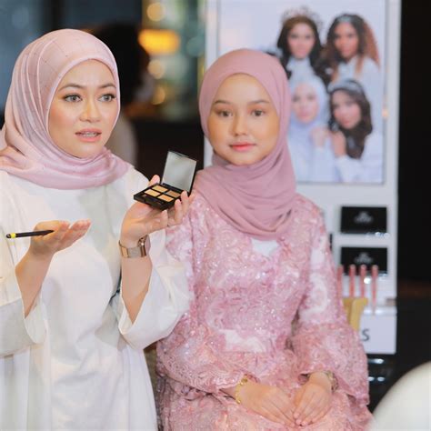 Rezeki Dalam Bidang Solekan Bee Ramza Lambang Makeup Artist Berjaya