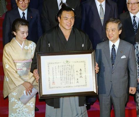 横綱千代の富士に海部俊樹首相（右）から国民栄誉賞：海部俊樹元首相 写真特集：時事ドットコム