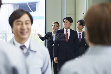 领导在工厂视察工作高清图片下载 正版图片502132311 摄图网