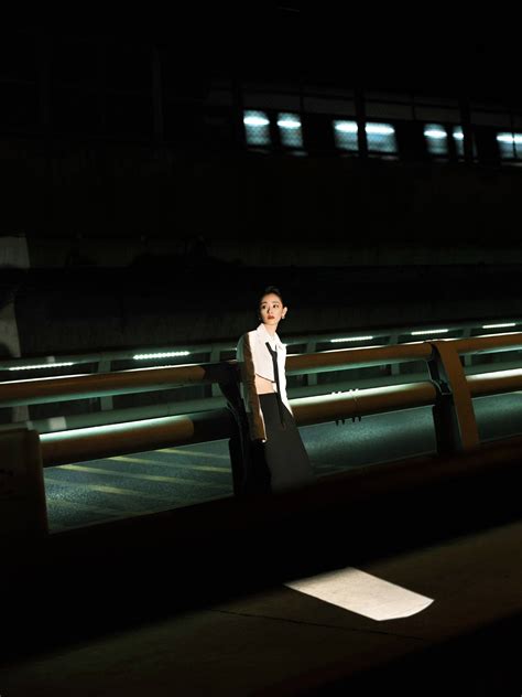 刘雅瑟穿黑白套裙酷飒十足 微露小蛮腰身姿曼妙 搜狐大视野 搜狐新闻