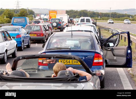 Il Traffico Sullautostrada M5 è Molto Intenso E Gli Autisti Aprono Le Porte Delle Loro Auto Per