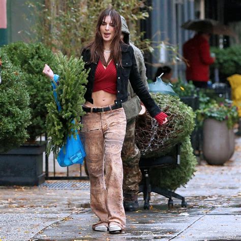 Emily Ratajkowski Shows Off Her Tone Bare Stomach In Red Crop Top As