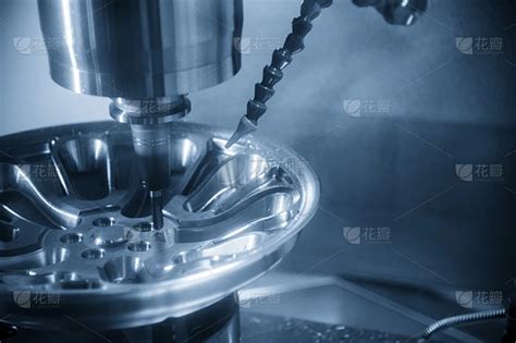数控铣床或加工中心切割模具零件。素材 花瓣网