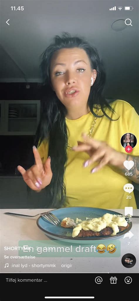 Er Jeg Den Eneste Der Får Røde Knopper Af At Se Og Høre På Hende Her Der Spiser Hele Tiden 😖