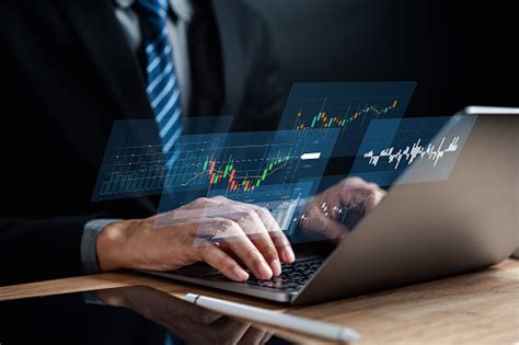 투자자 계획 및 전략 주식 시장 기술 가격 그래프 및 지표 촛대 차트 및 주식 거래 태블릿 화면 금융 투자 성장 개념을 다루는 사업가 거래자에 대한 스톡 사진 및 기타