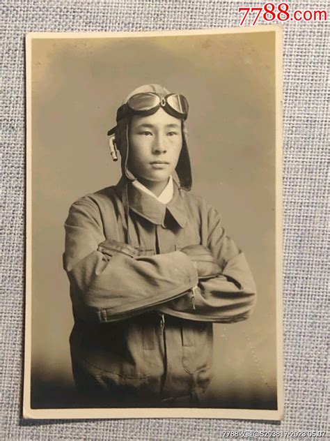 民国时期，日本人陸軍航空兵飞行员机场战斗机地勤银盐老照片一张，5 5 8 5 【7788收藏 收藏热线】