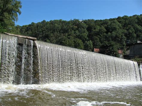 무료 이미지 경치 자연 폭포 액체 강 흐름 종속 흐르는 댐 저수지 수로 나무 줄기 집단 하부 구조 천연물 물 특징 맑은 날 수문 비