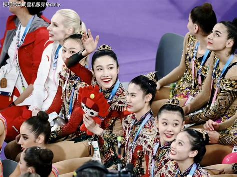 被29岁金发美女教练惊艳到！带领中国女子艺术体操队5位美女获胜巴黎奥运会获得了金牌