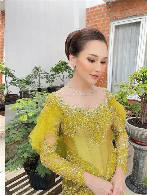 6 Potret Ayu Ting Ting Dengan Kebaya Dan Makeup Flawless Saat Kondangan
