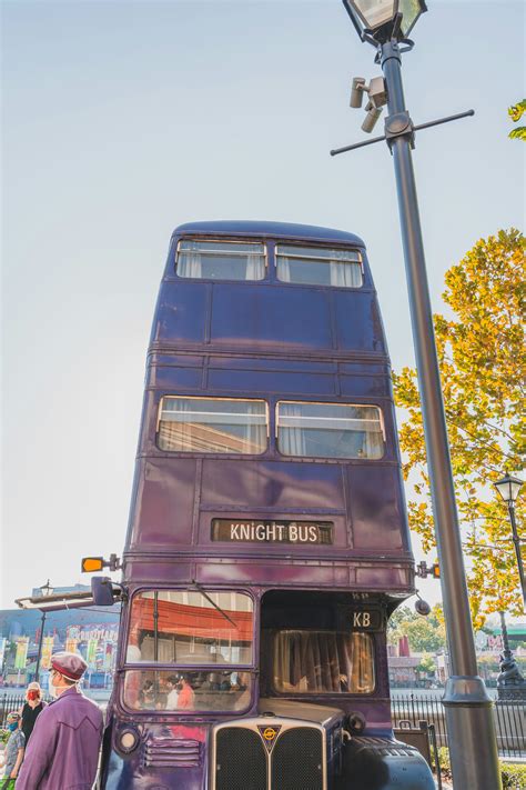 Un Bus Violet à Impériale Garé à Côté Dun Lampadaire Photo Image