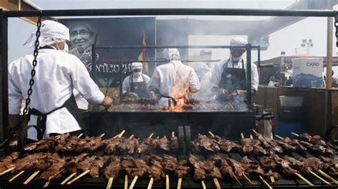 De Ofrenda Incaica A Tesoro Culinario Descubre Cuál Es El Origen De Los Anticuchos En El Perú