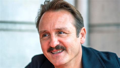 Badehotellet Stjernen Er Helt Besat Lars Ranthe Sidder Klistret Til Skærmen Billed Bladet