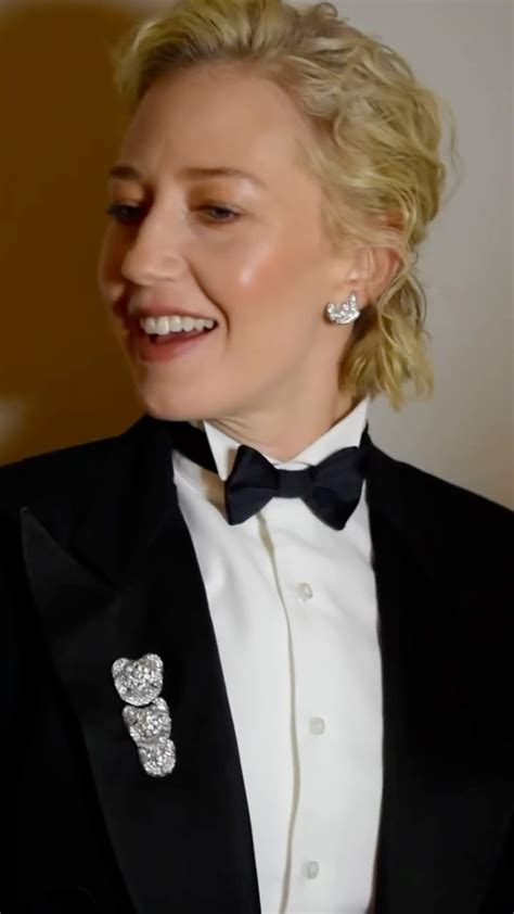 Carrie Coon Behind The Scenes Episode 207 That Room Was So Hot Gildedagehbo Streamonmax
