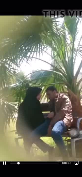 Arab Gal Gives Deep Hatch In Park