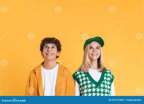 Dos Adolescentes Blancos Sonriendo Y Mirando Hacia Arriba Juntos Foto