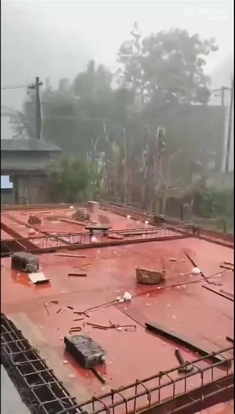 بارش تگرگ‌‌های غول‌ پیکر از آسمان شهر گوانگ‌ژو چین‌ جعبه