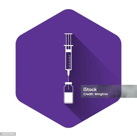 긴 그림자로 분리 된 바늘과 바이알 또는 앰플 아이콘이있는 흰색 의료 주사기 예방 접종 주사 백신 인슐린 개념 보라색 육각 버튼