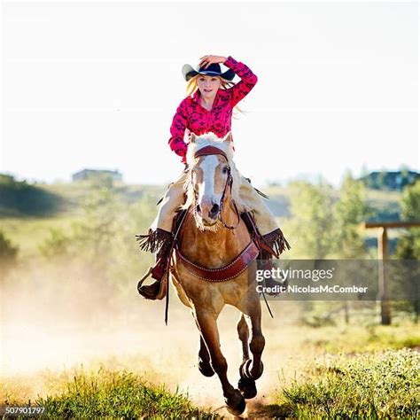23140 Stock Fotos Und Hochauflösende Bilder Zu Cowgirl Getty Images