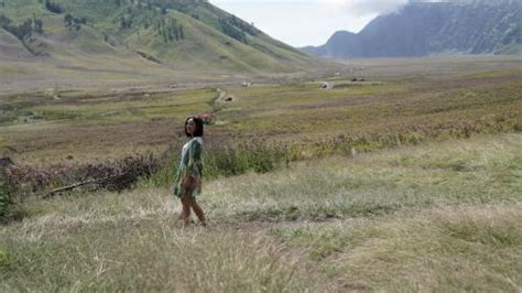 Potret Cantik Gisel Di Tengah Padang Bromo Paha Mulus Terekspos Bikin