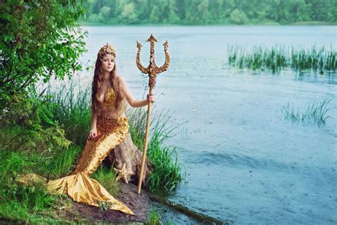Fantasía Mujer Real Mito De Sirena Diosa Del Mar Imagen De Archivo