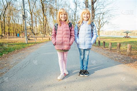 公园里的双胞胎女孩