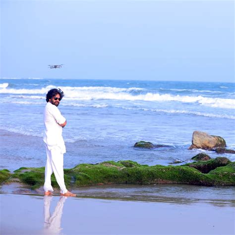 Pawan Kalyan In Vizag Beach Photos సాయంత్రం ఎవరికీ చెప్పకుండా బీచ్ లో