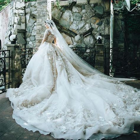 Stunning Michael Cinco Gown The Use Of Luxurious Fabrics With A Touch