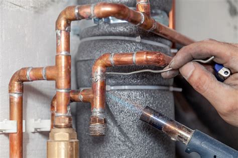 클로즈업 전문 배관공 납땜 구리 파이프 가스 버너 하수 플라스틱 폴리 프로필렌 회색 파이프 절연 개념 파괴 설치 아파트 건물 파이프 라인 변경 누설 납땜이 된에 대한 스톡