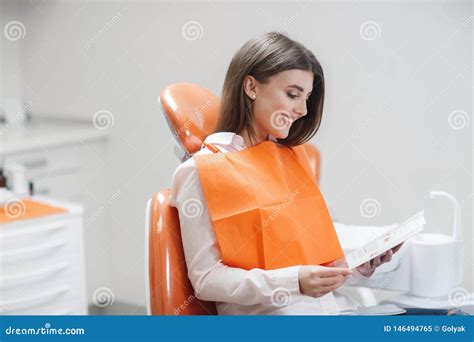 Sch Nes M Dchen An Der Aufnahme Am Zahnarzt Stockbild Bild Von M Dchen Kontrolle