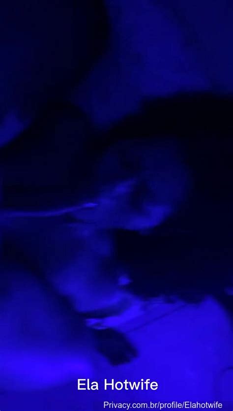 딱딱한 자지를 빨고 있는 탐욕스러운 갈색 머리 Cnn Amador