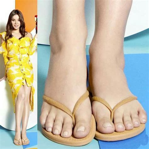 Hailee Stenfield Hailee Steinfeld Flip Flops Hailee Steinfeld Yellow