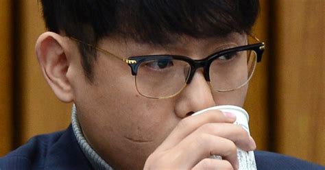 물 마시는 박헌영 전 과장