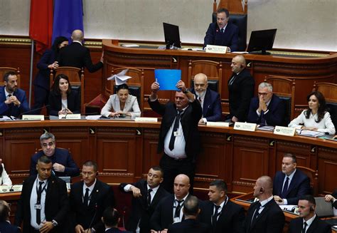 Fotolajm Të Shpëtojë Kush Të Mundet Libra E Shishe Uji Në Drejtim Të Tyre Ministrat Kapen