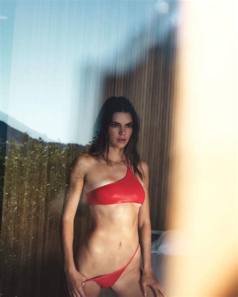 Kendall Jenner Nearly Suffers Nsfw Wardrobe Malfunction As She Pulls