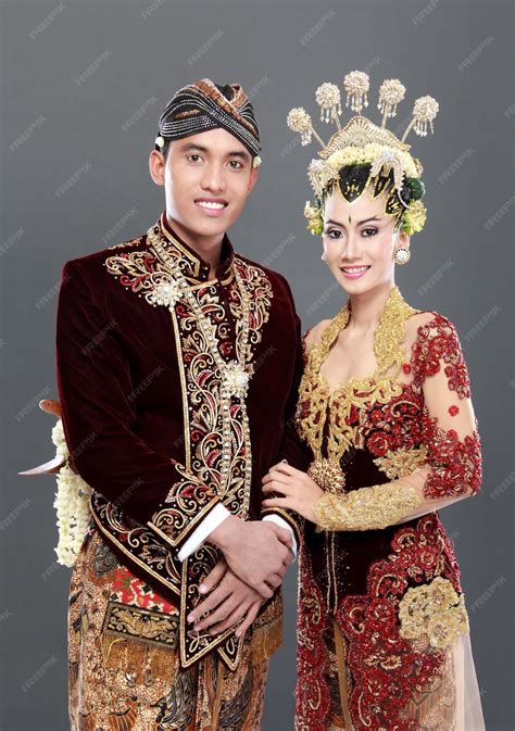 Premium Photo Traditional Java Wedding Couple