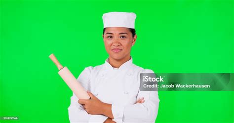 그린 스크린 스튜디오 및 모형 배경에 요리 학습 또는 레시피 팁을 위한 롤링 핀이 있는 여성 제빵사의 얼굴 음식 초상화 또는 일본 요리사 쇼 메뉴 단계 및 가입 Faq 또는