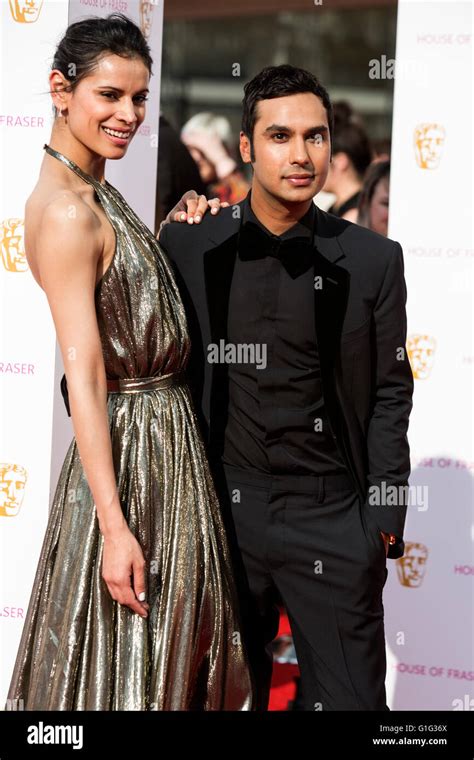 Neha Kapur And Kunal Nayyar Kiss