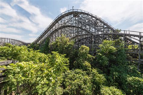 Deserted Japanese Theme Park Photographed Just Before Demolition