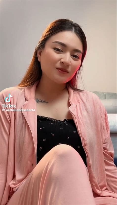 Kembali Tampil Seksi 7 Potret Nathalie Holscher Pamer Tato Yang Dihapus Demi Sule