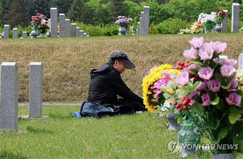 아들 묘비 앞에서 연합뉴스