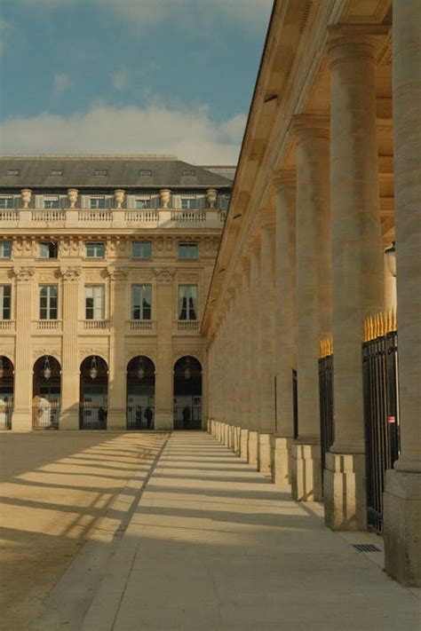 Elegantes Columnas Arquitectónicas En Un Edificio Histórico · Foto De Stock Gratuita