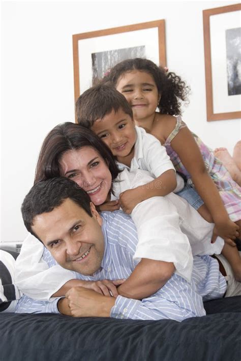 Mamá Y Papá Paseando Con Sus Hijos Imagen De Archivo Imagen De Pares