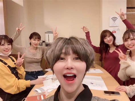 白石陽菜（桜井えりな）さんのインスタグラム写真 白石陽菜（桜井えりな）instagram「ウワサのお客さま、見てくれてありがとうございました💓 コストコクリスマス女子会楽しすぎた🎄