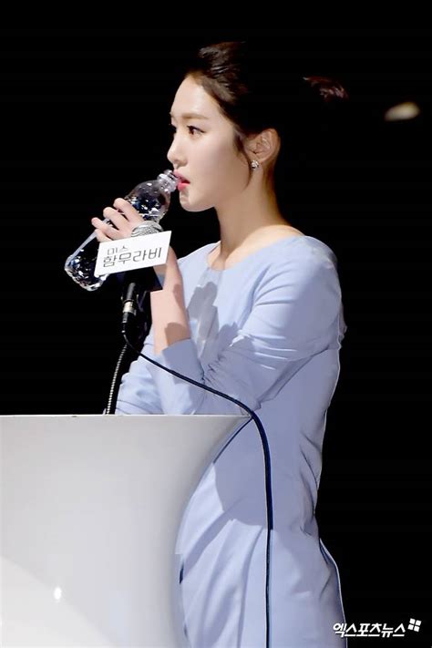 엑s Hd포토 이수진 아나운서 목축이고 진행해요