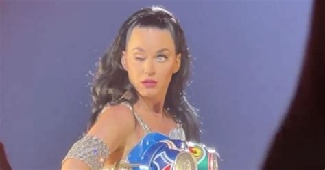 Кети Пери откри зошто се „скршила среде настап