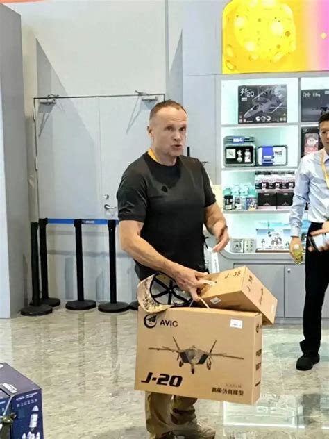 童心未泯？俄62岁飞行员谢尔盖·博格丹购买歼 20和歼 35模型