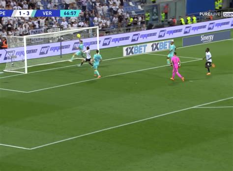 Italie Quand Le Défenseur Davide Faraoni Sauve Son Club Dune Parade De La Main