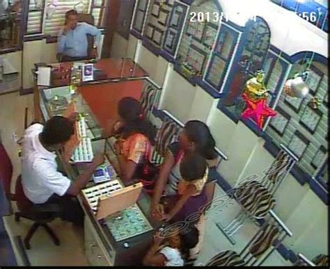 රන් පෙන්ඩන්ට් පෙට්ටිය සොරා ගත් කතුන් දෙදෙනා Cctv කැමරාවෙන් මාට්ටු Gossip Lanka News Sinhala